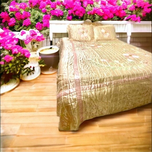 Vintage | Bedding | Vintage Shimmering Satin Bedspread Beautiful Shiny ...